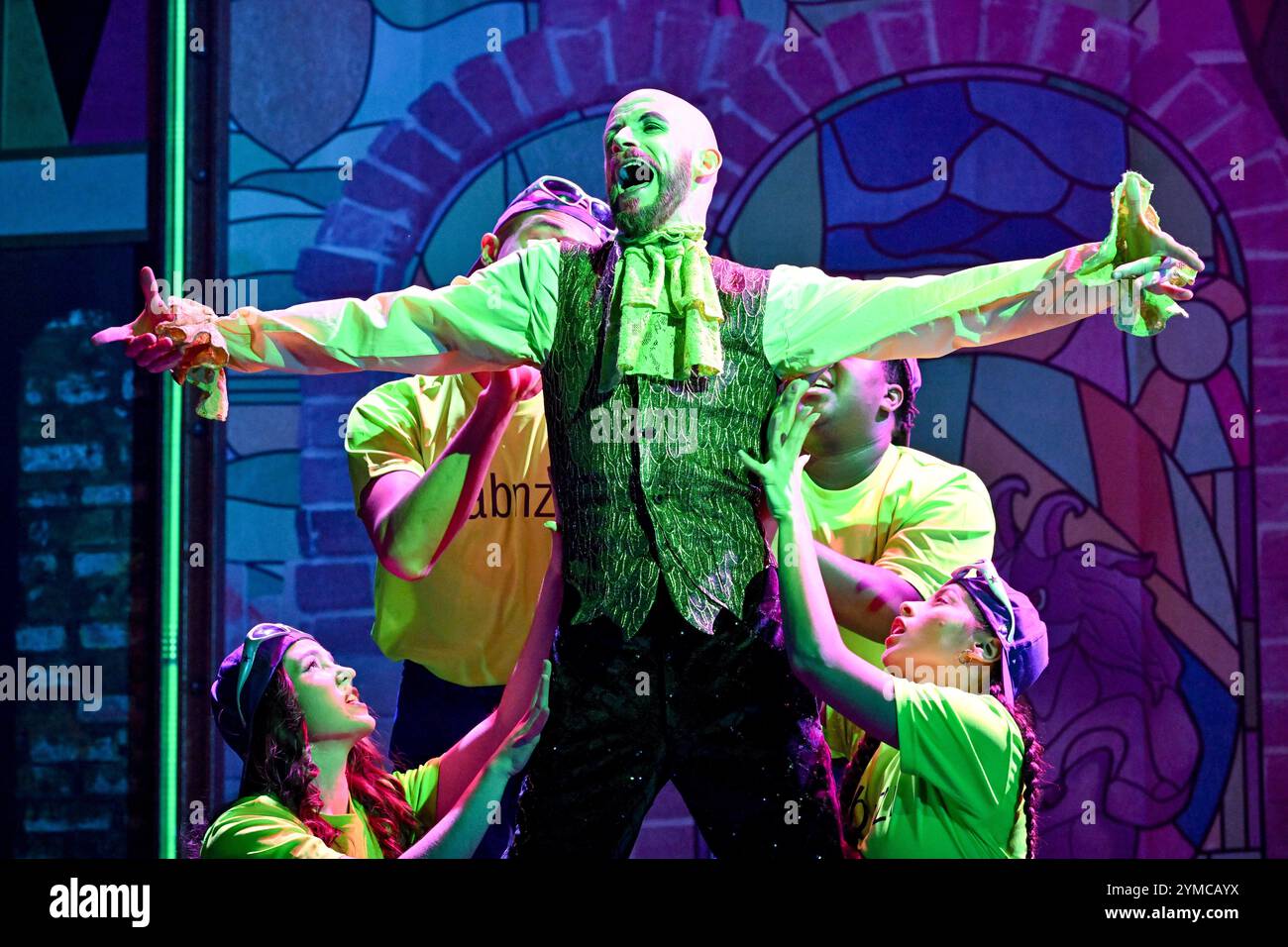 London, UK. 20th Nov, 2024. The cast of the new 'Aladdin' pantomime ...