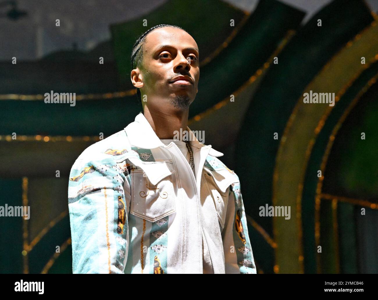 London, UK. 20th Nov, 2024. The cast of the new 'Aladdin' pantomime ...