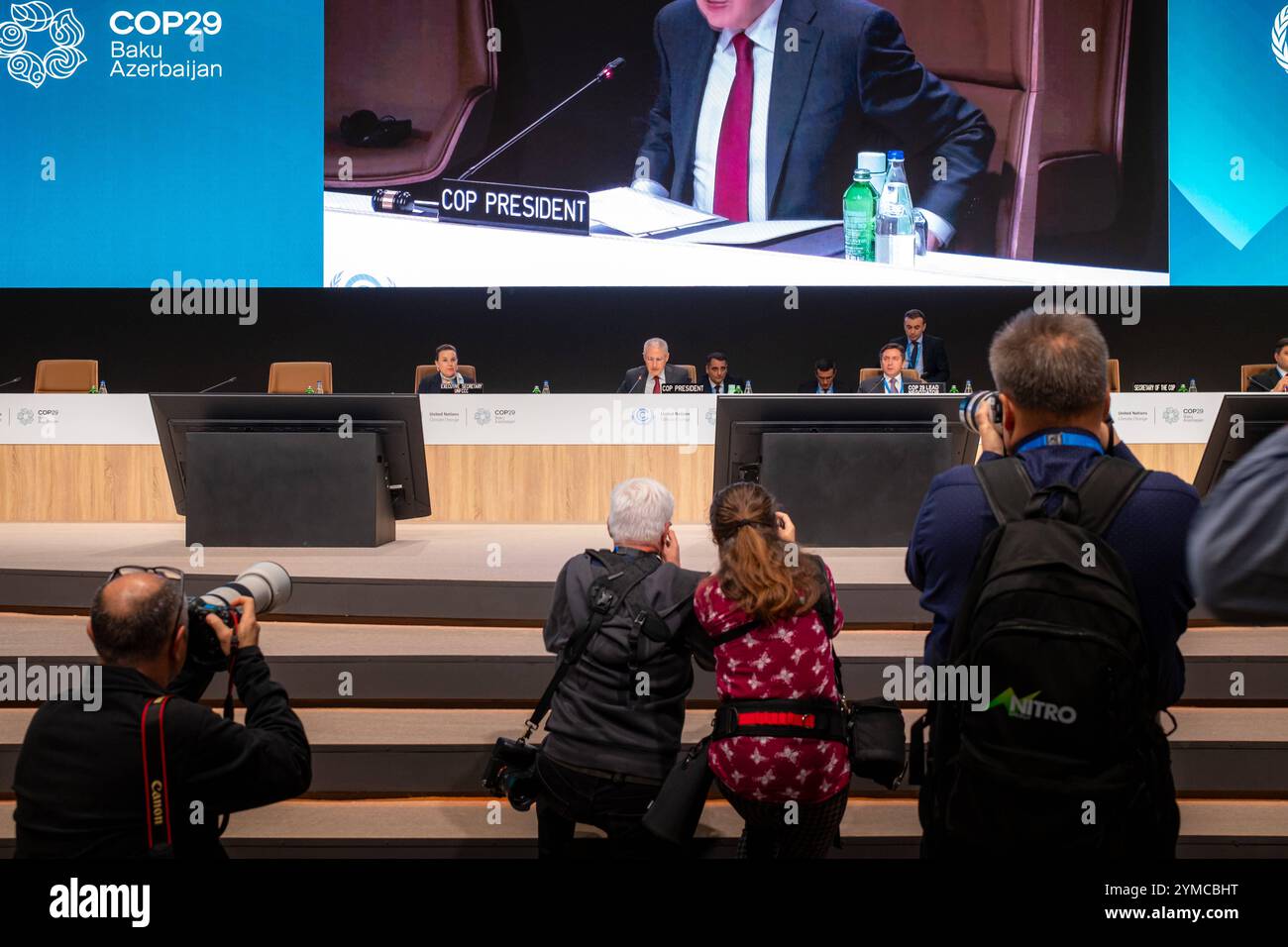 COP29 in Baku Azerbaijan, Baku am 21.11.2024: FotografInnen machen Bilder vom Mukhtar Babayev ...