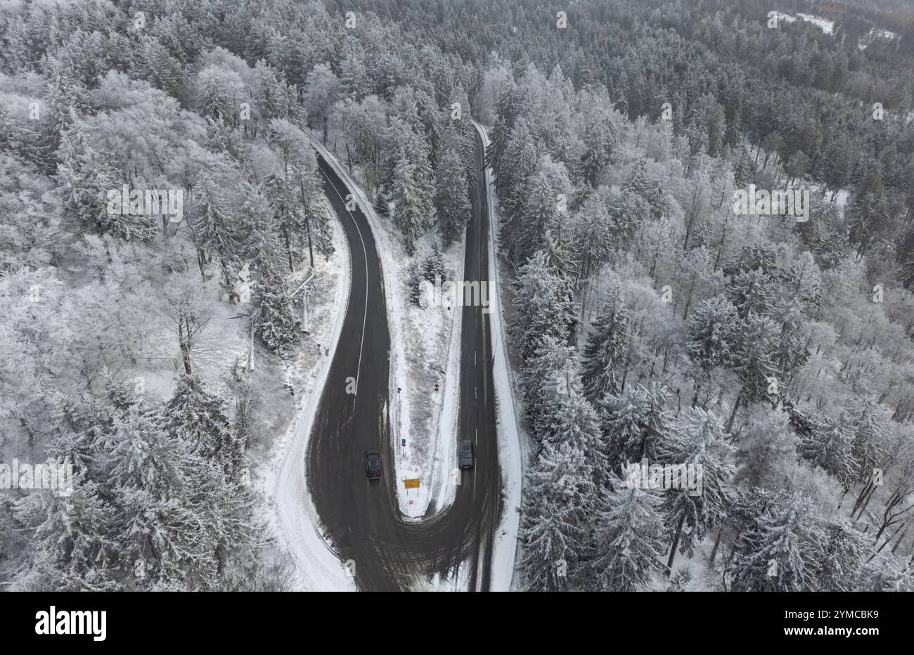 Schmitten, Germany. 21st Nov, 2024. A thin layer of snow lies on the ...