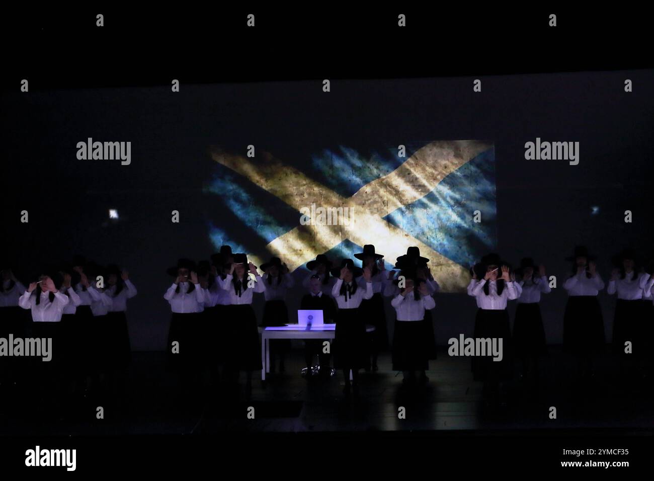 Ensemble während der Fotoprobe für Macbeth in der Deutschen Oper in ...