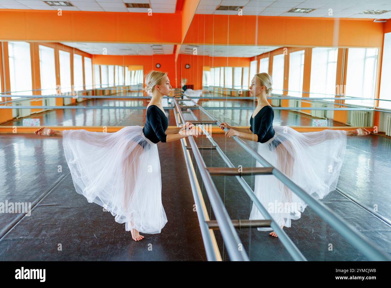 Young ballerina dancer hi-res stock photography and images - Alamy