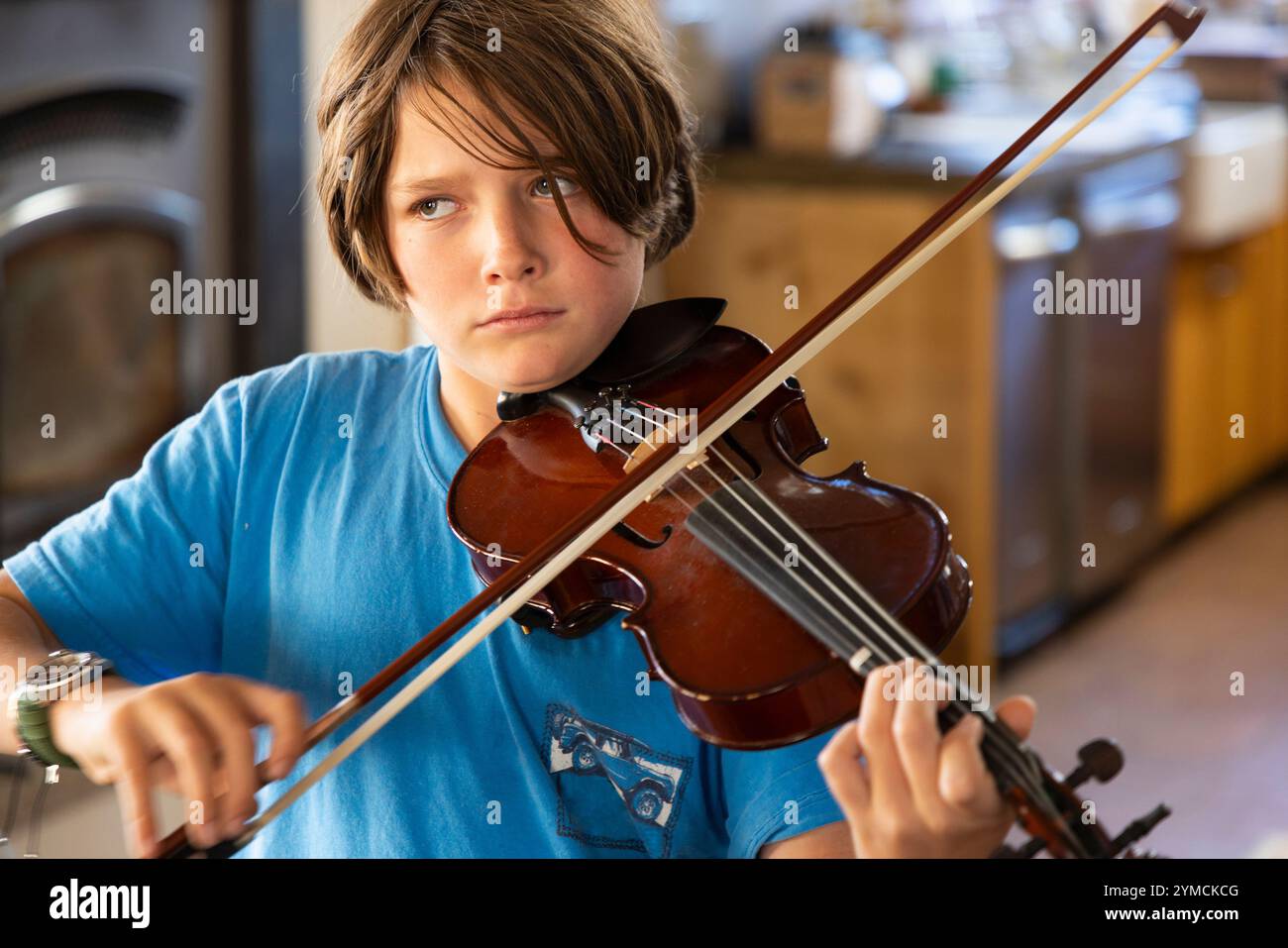 Boy playing violin at home Stock Photo - Alamy