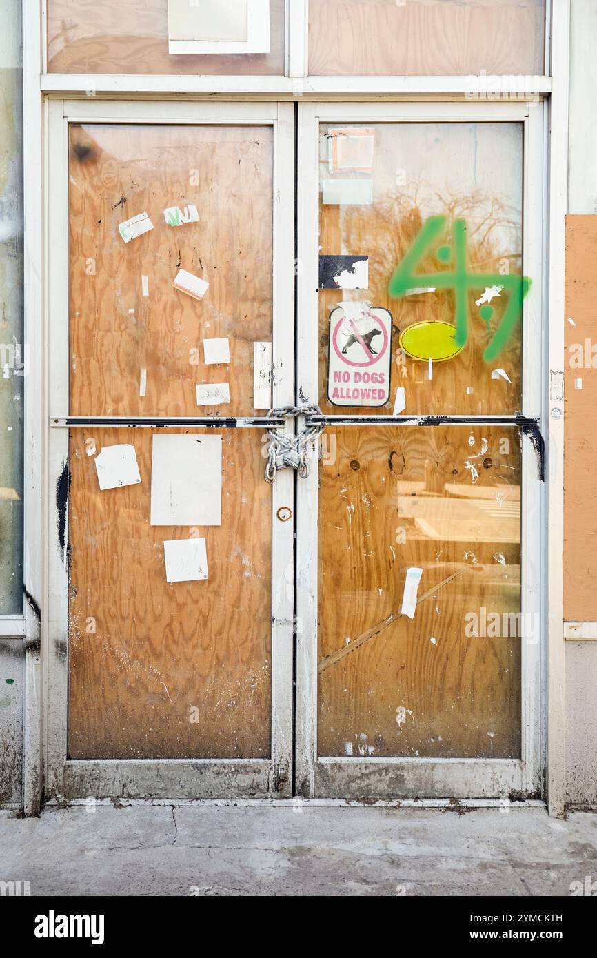 Chain and padlock on boarded up door Stock Photo - Alamy