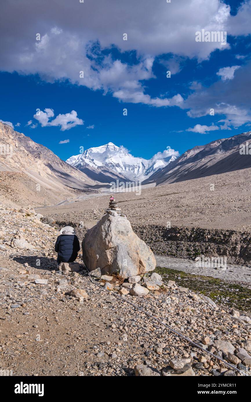 Mount Everest and stacked Mani stones near the north side of Everest ...
