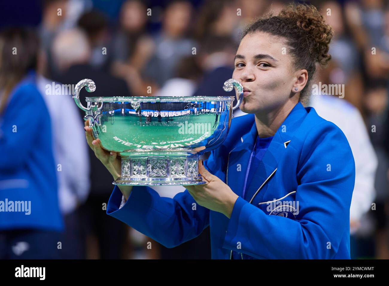 Malaga, Spain. 21st Nov, 2024. MALAGA, SPAIN - NOVEMBER 20: Jasmine Paolini of Italy lifts the ...