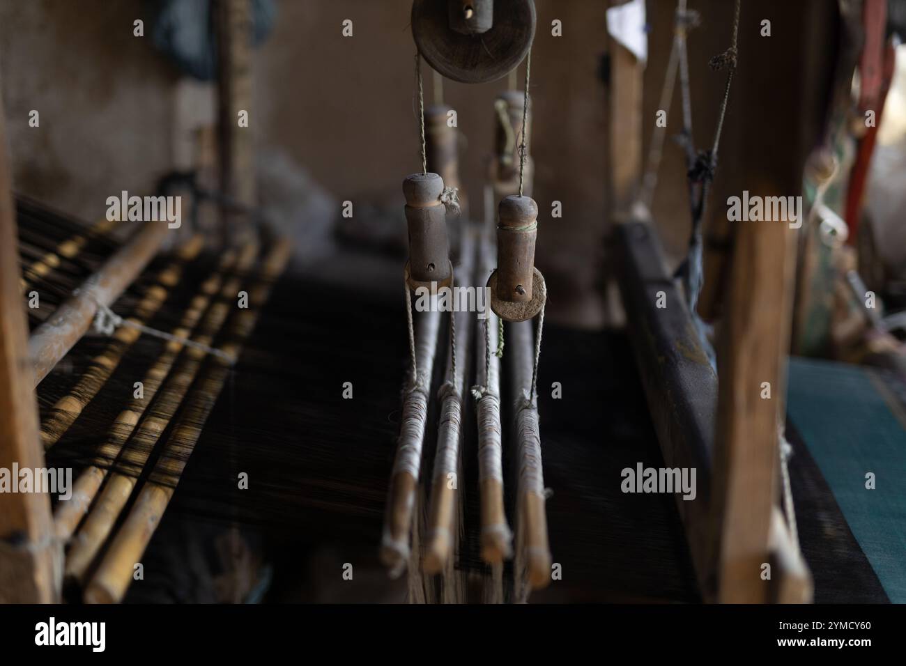 "Silk warp weaving using the oldest method in Herat province ...