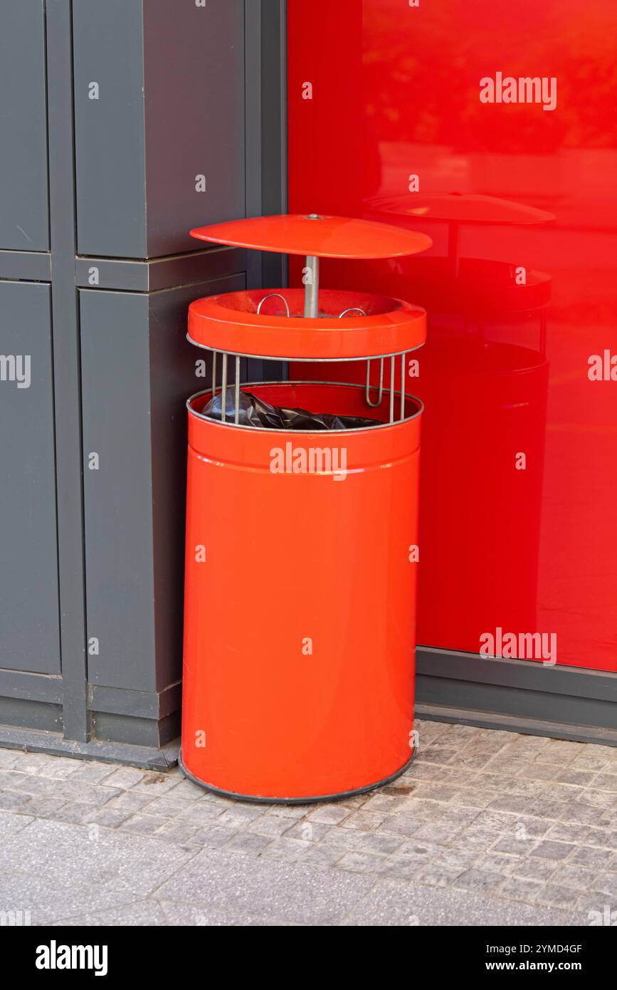 Covered trash can garbage hi-res stock photography and images - Alamy