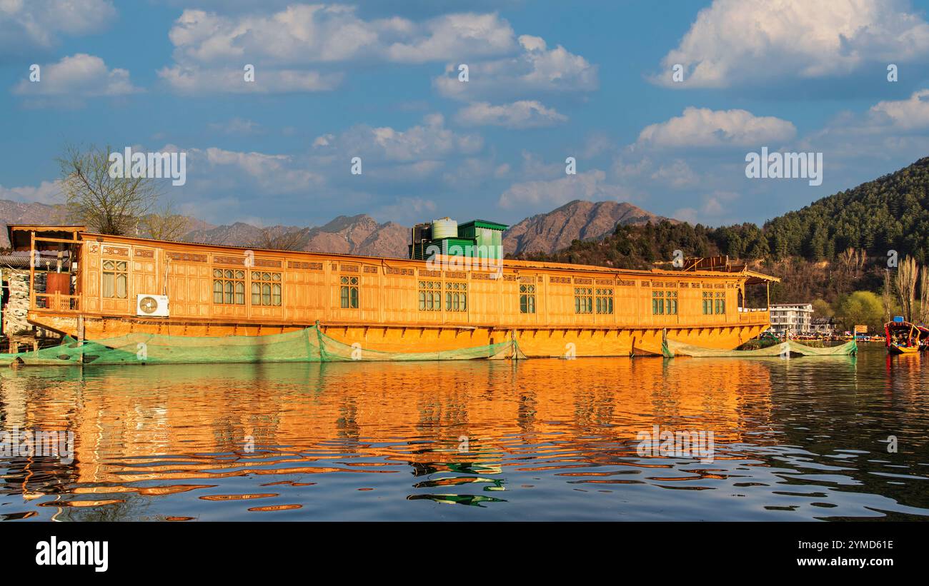 Beautiful houseboat .Kashmir's houseboats, floating palaces on the ...