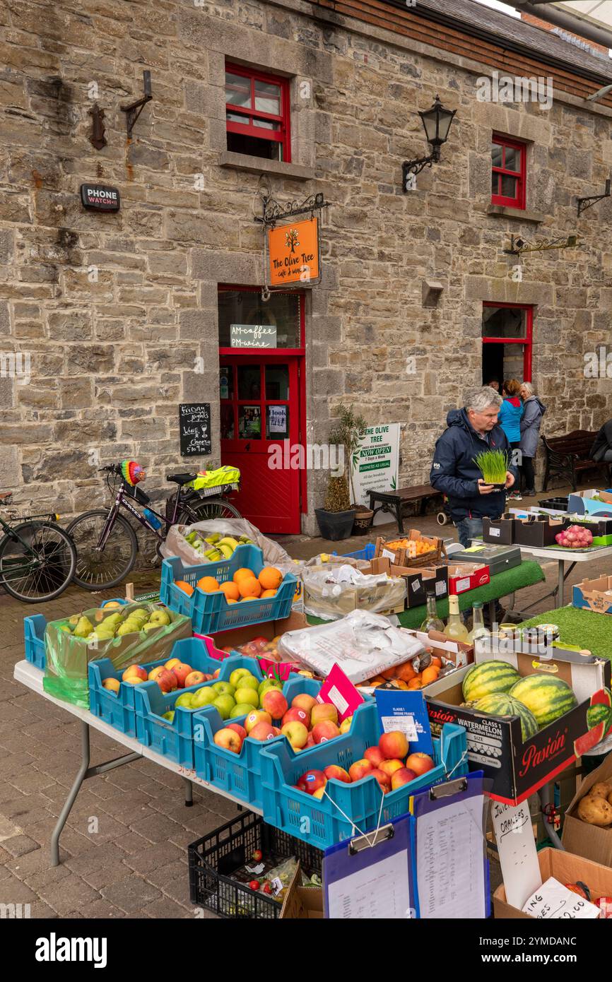 Ireland, County Leitrim, Carrick on Shannon, Old Market Place, customer ...