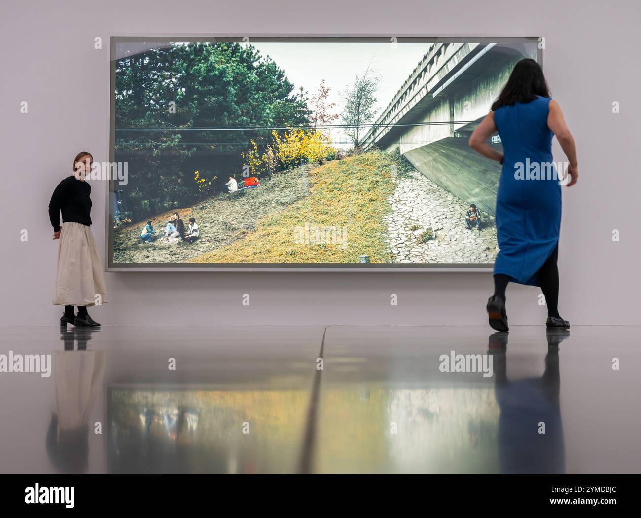Jeff wall white cube hi-res stock photography and images - Alamy