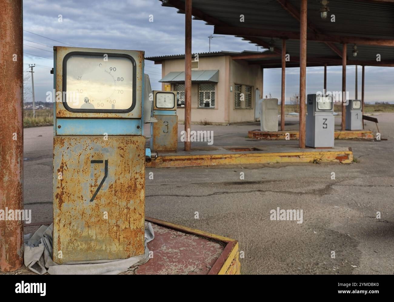 Old dirty gas stations hi-res stock photography and images - Alamy