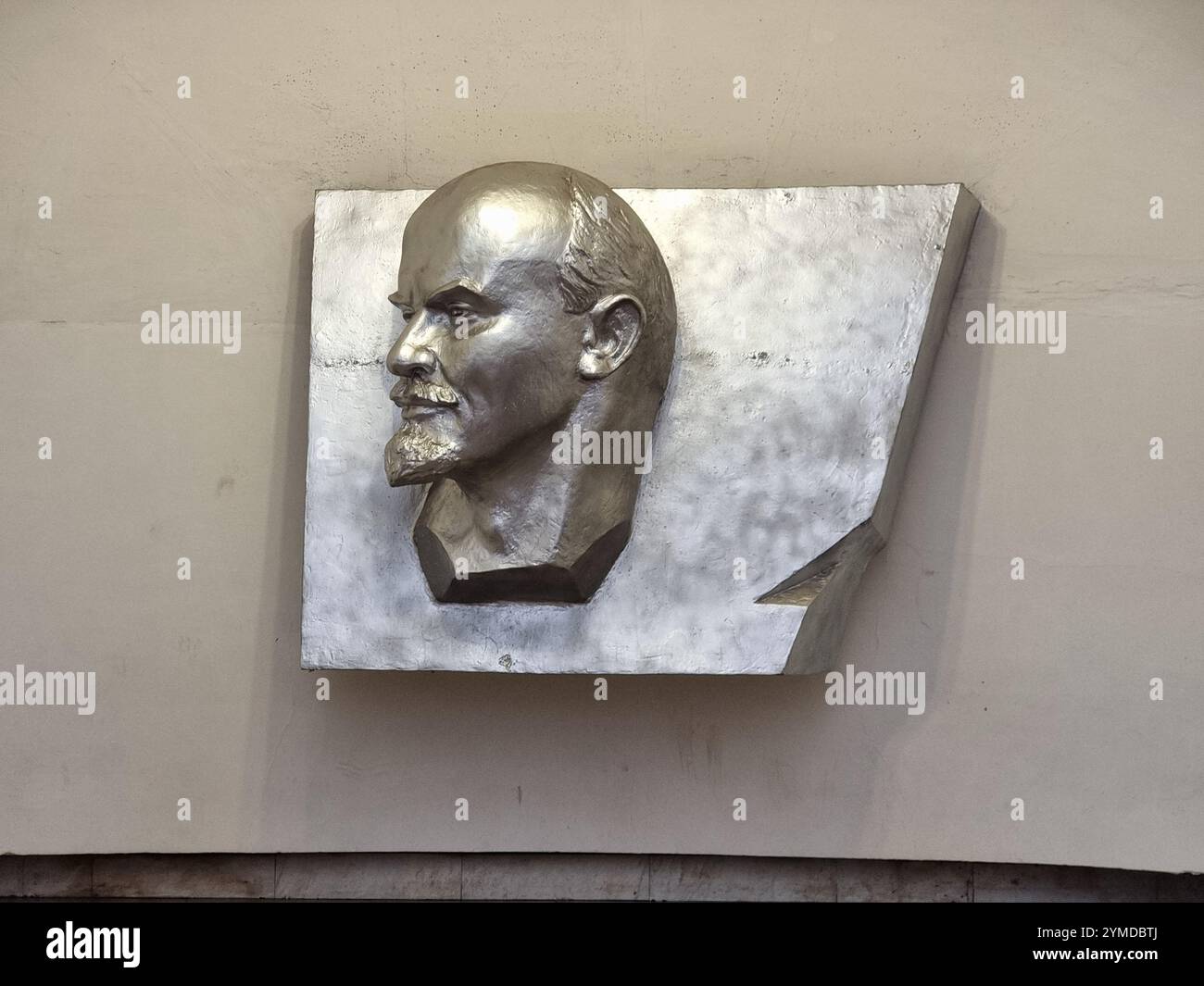 Soviet metro-art: sculpture of Lenin in Ploshchad Ilyicha Площадь ...