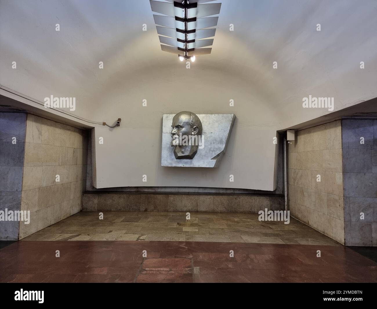 Soviet metro-art: sculpture of Lenin in Ploshchad Ilyicha Площадь ...