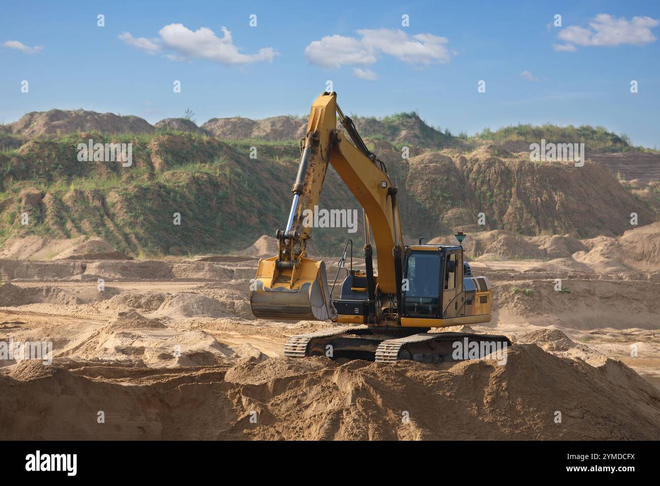 Extraction construction sand quarry loading hi-res stock photography ...