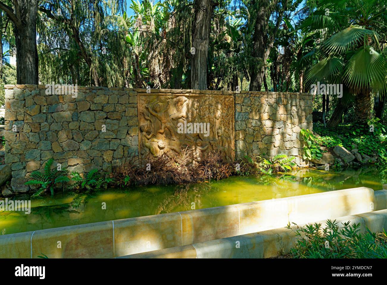Mauer, Reliev, Teich, Palmen Stock Photo - Alamy