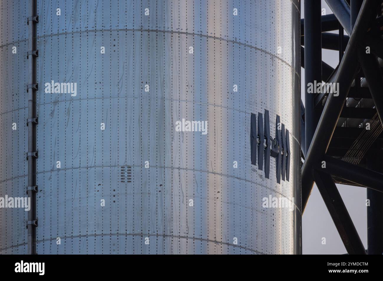 Just before sunset close up photos of SpaceX Starship IFT-6 Ship 31 ...