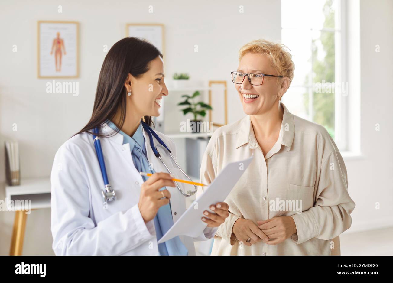 Doctor elderly patient office hi-res stock photography and images - Alamy