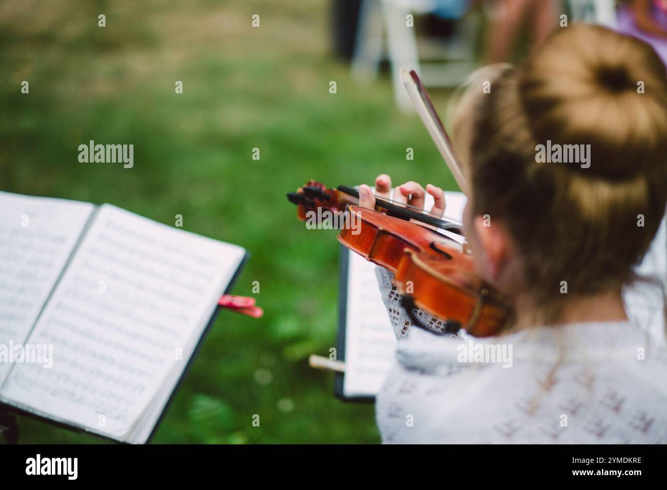 High quality violin hi-res stock photography and images - Alamy