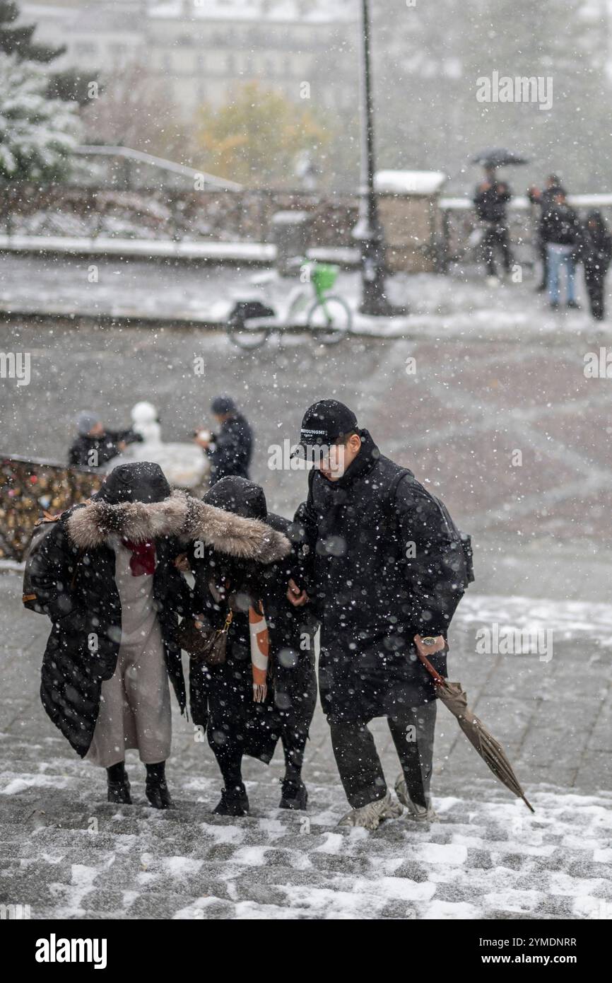 Paris, France. 21st Nov, 2024. Illustration snow in Paris near the ...