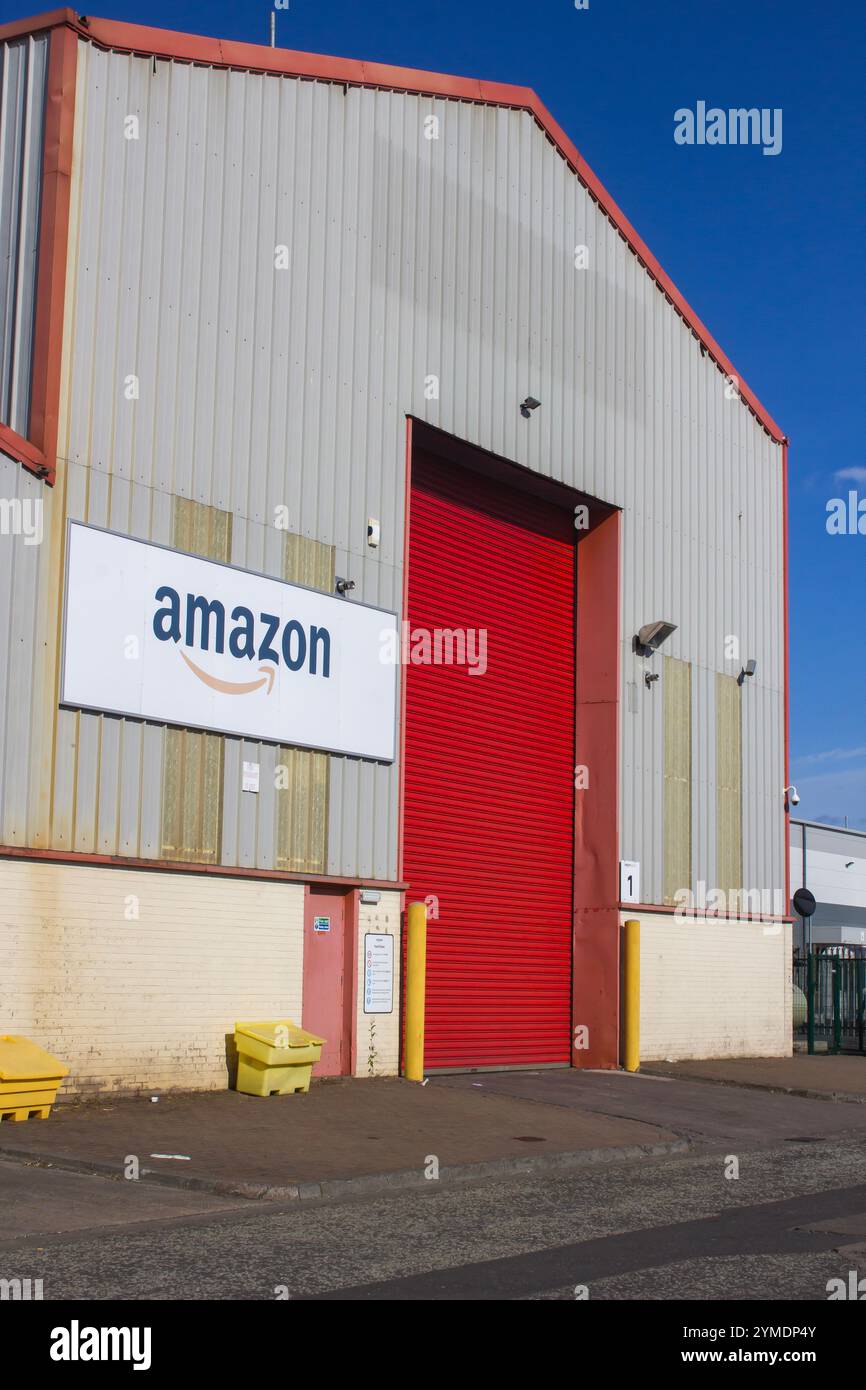 Giant boxes hi-res stock photography and images - Alamy