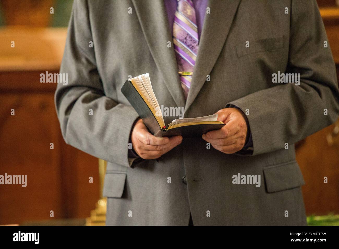 Church bible reading pastor hi-res stock photography and images - Alamy
