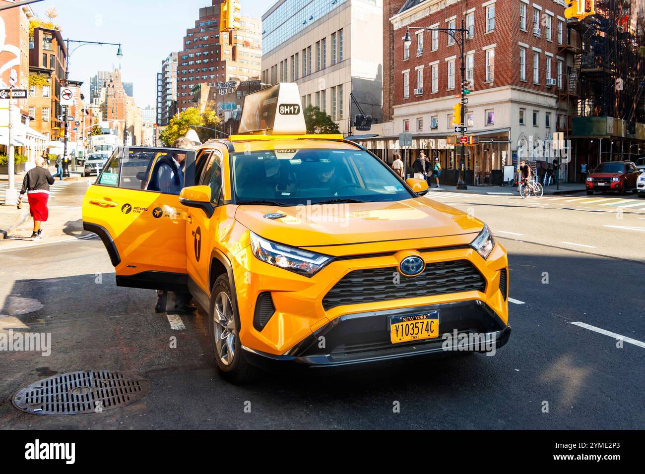 new york city yellow cab picking up a passenger in manhattan NYC Stock ...