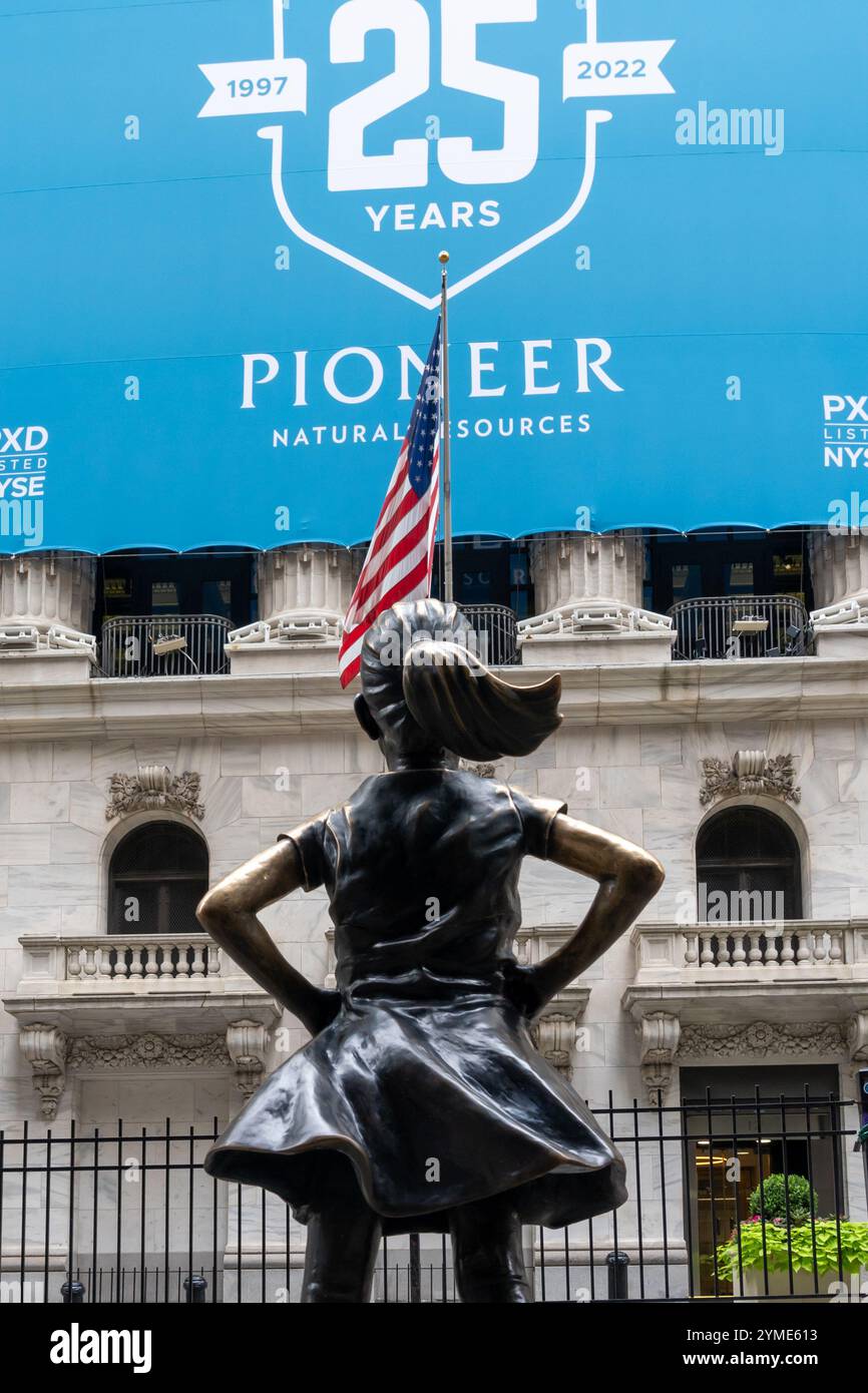 Fearless Girl sculpture by Kristen Visbal stands in front of the New ...