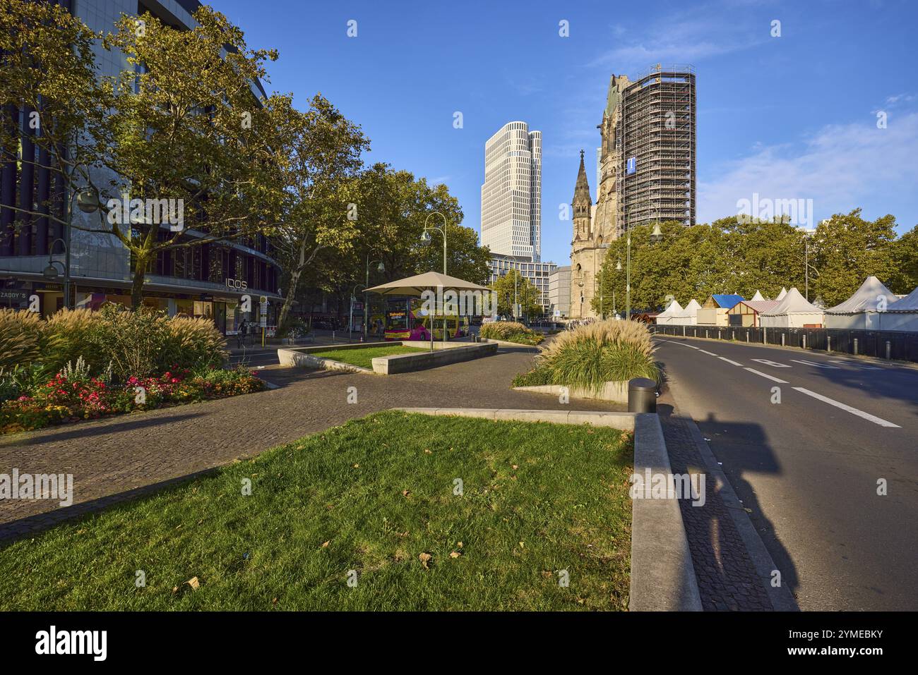 Central reservation with green areas on Tauentzienstrasse and Kaiser ...