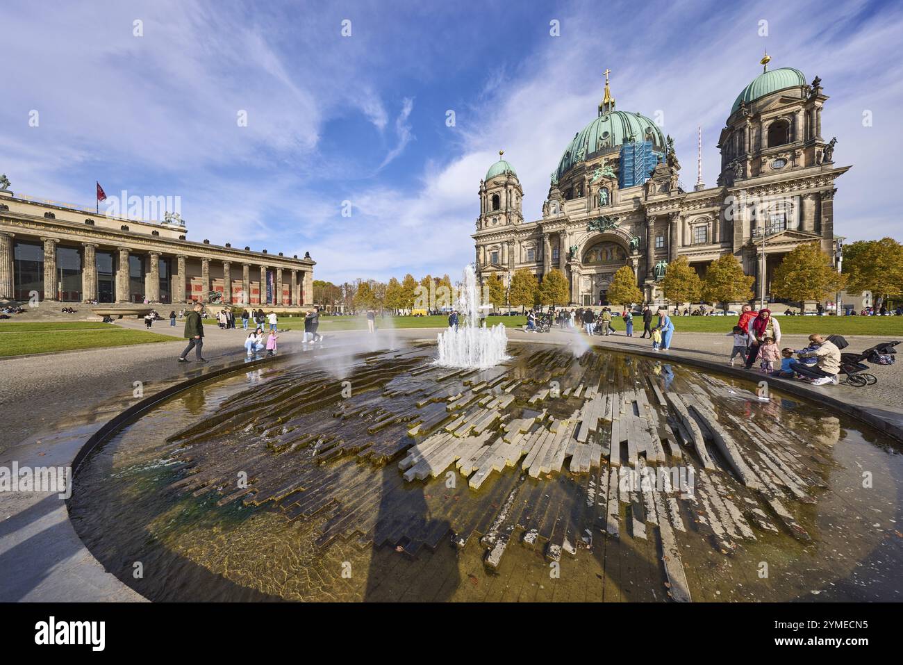 Fountain in the Lustgarten, Altes Museum and Berlin Cathedral under a ...