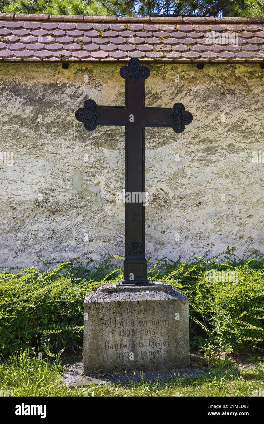Cross, memorial stone, inscription Pastor Wilhelm Hermann, 1825, 1915 ...