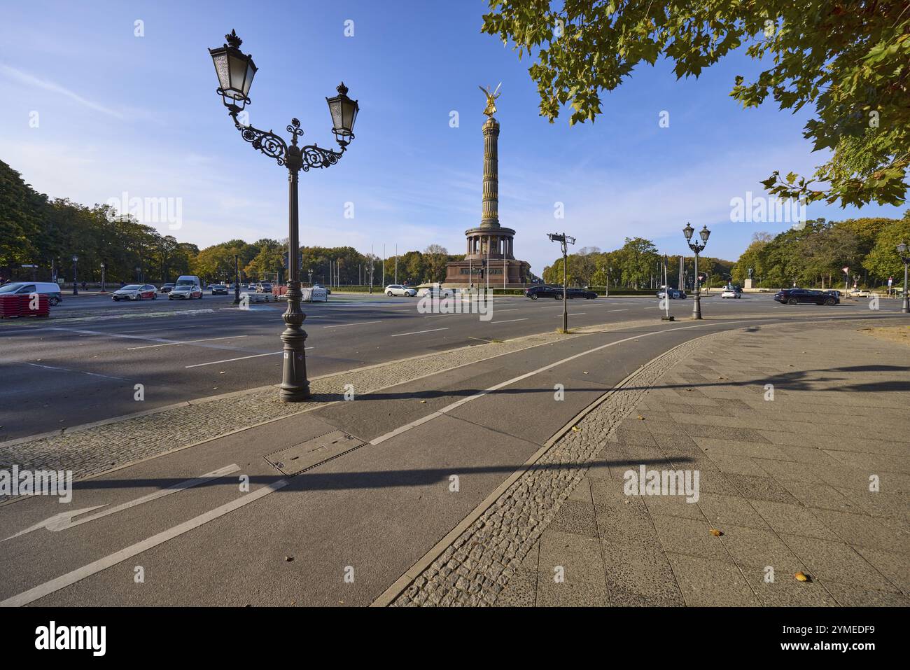 Roundabout Grosser Stern with Victory Column, historical lantern, trees ...