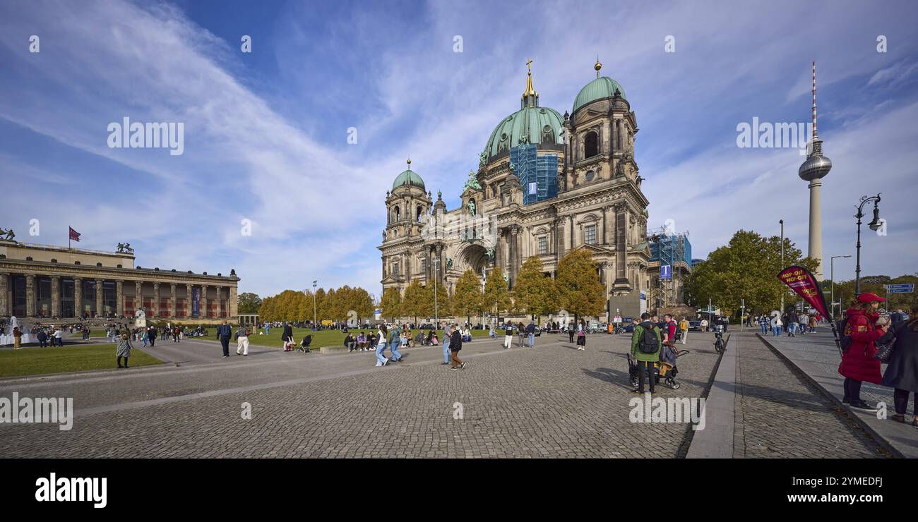 Altes Museum, Berlin Cathedral and television tower blue sky with ...
