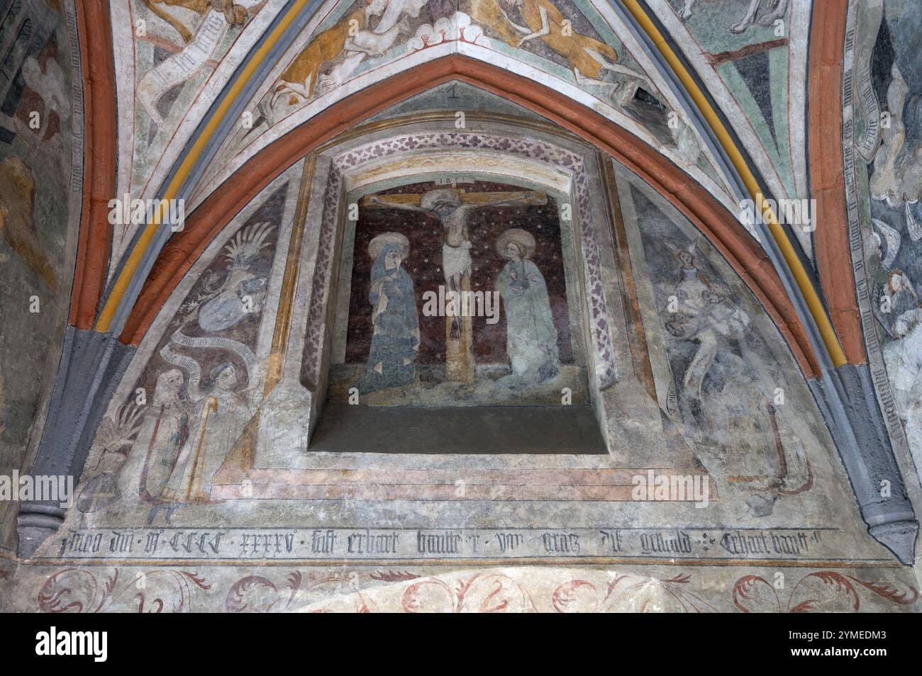 Side altars inside hi-res stock photography and images - Alamy
