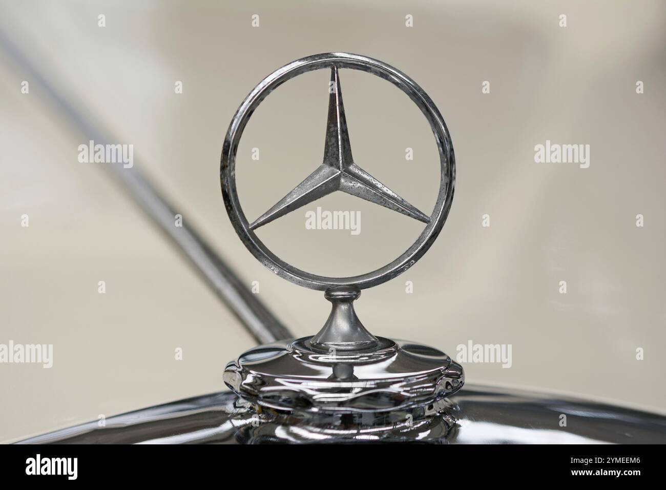 Mercedes star on bonnet of classic car Stock Photo - Alamy