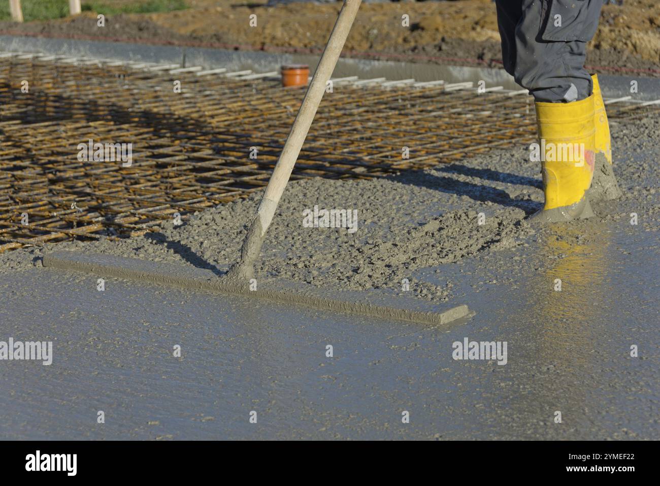 Construction worker smoothing concrete on a floor slab Stock Photo - Alamy