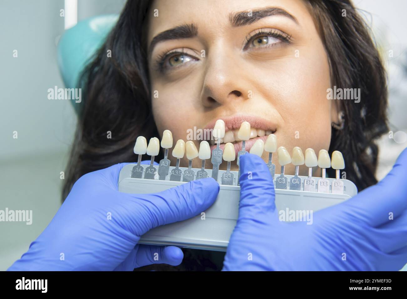 Teeth color chart. Hands of stomatologist in gloves Stock Photo - Alamy