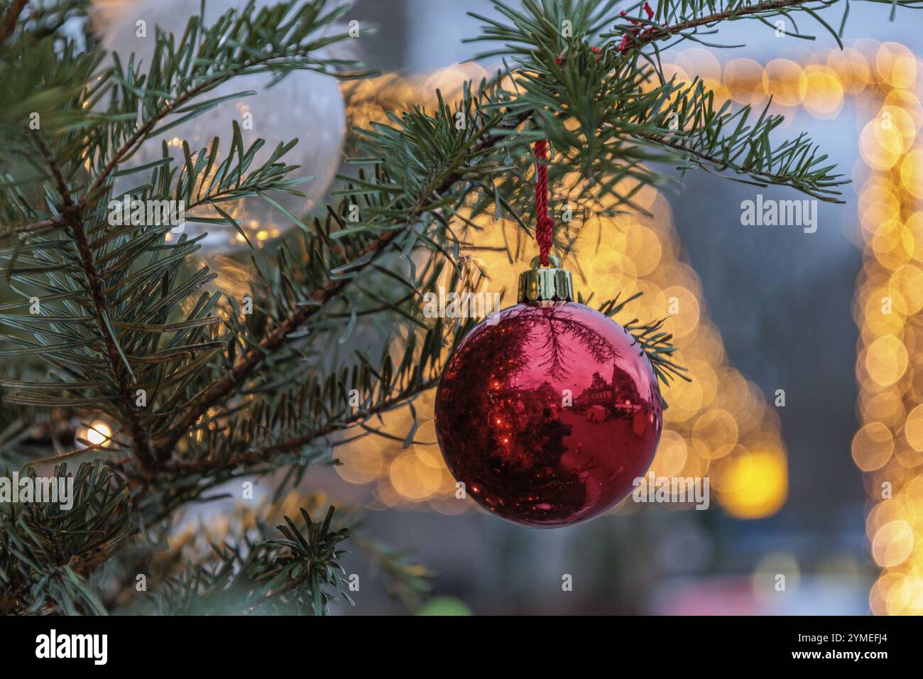Red Christmas bauble with lights in the background on the tree, vreden ...
