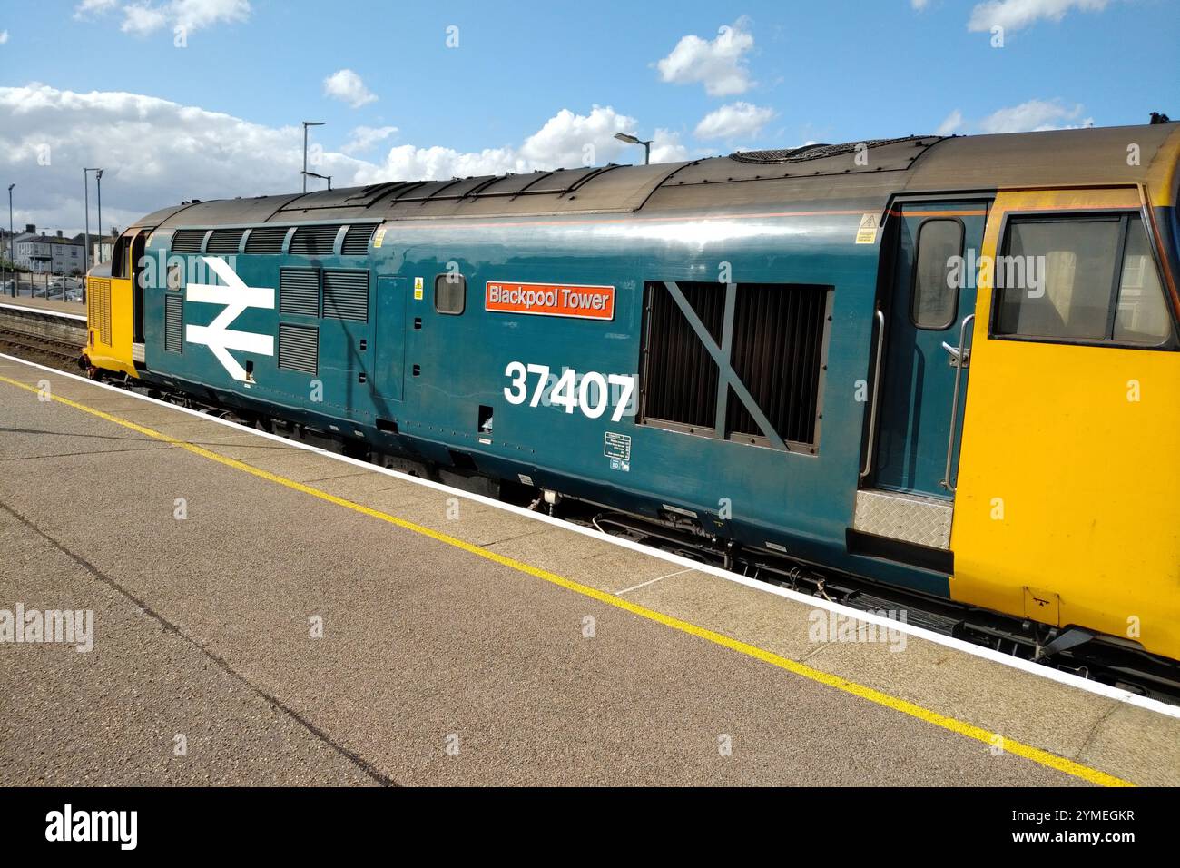 Class 37 37407 Blackpool Tower at Lowestoft topping and tailing a ...