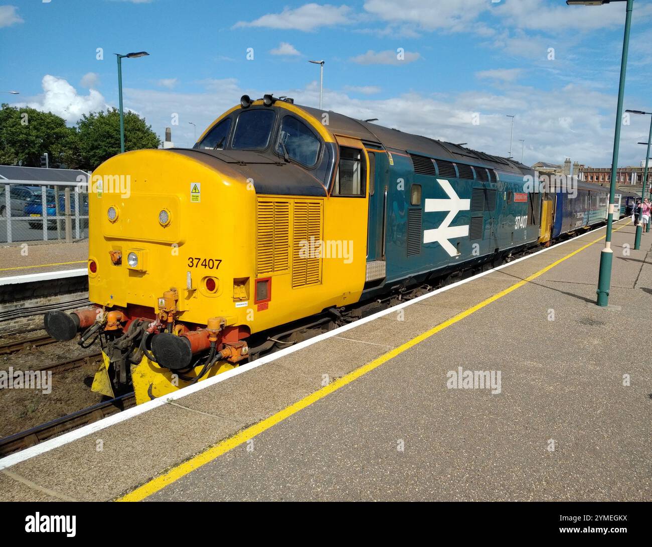 Class 37 37407 Blackpool Tower at Lowestoft topping and tailing a ...