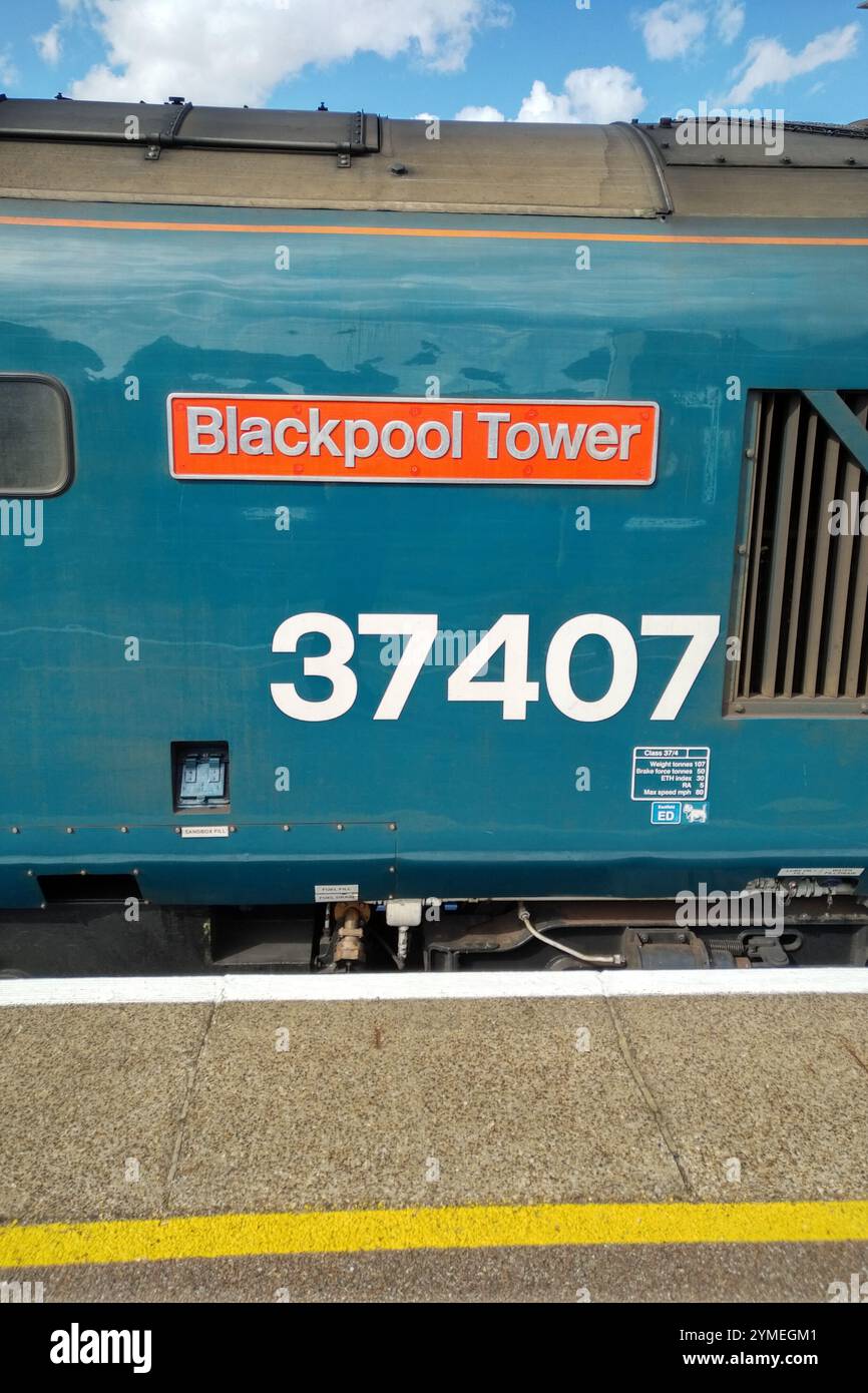 Class 37 37407 Blackpool Tower at Lowestoft topping and tailing a ...