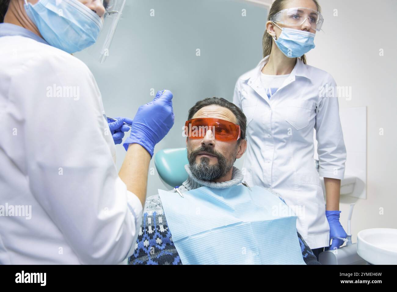 Dental doctor wearing protective hi-res stock photography and images ...