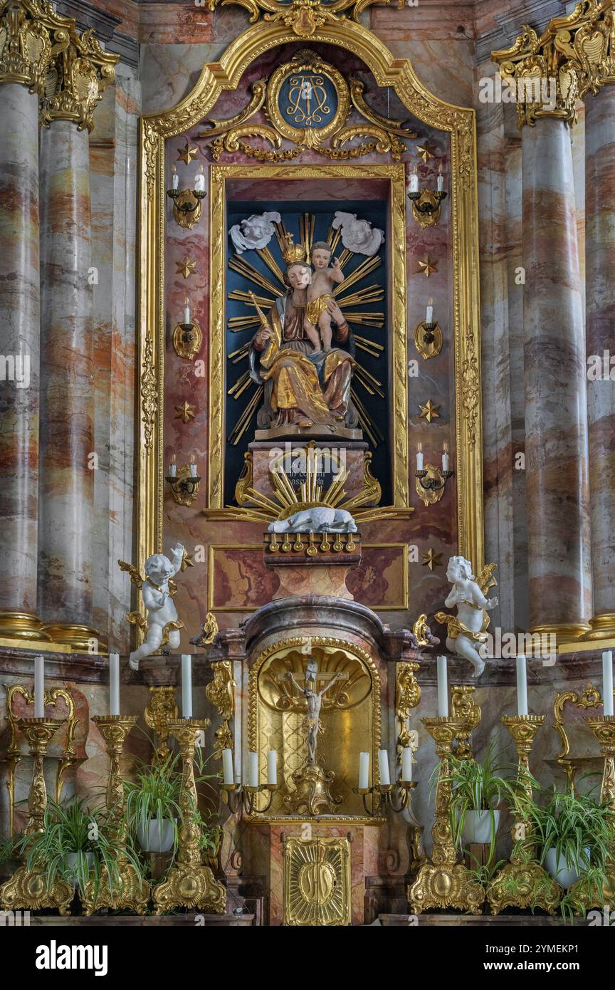 Main altar with image of the Virgin Mary and tabernacle, St George and ...