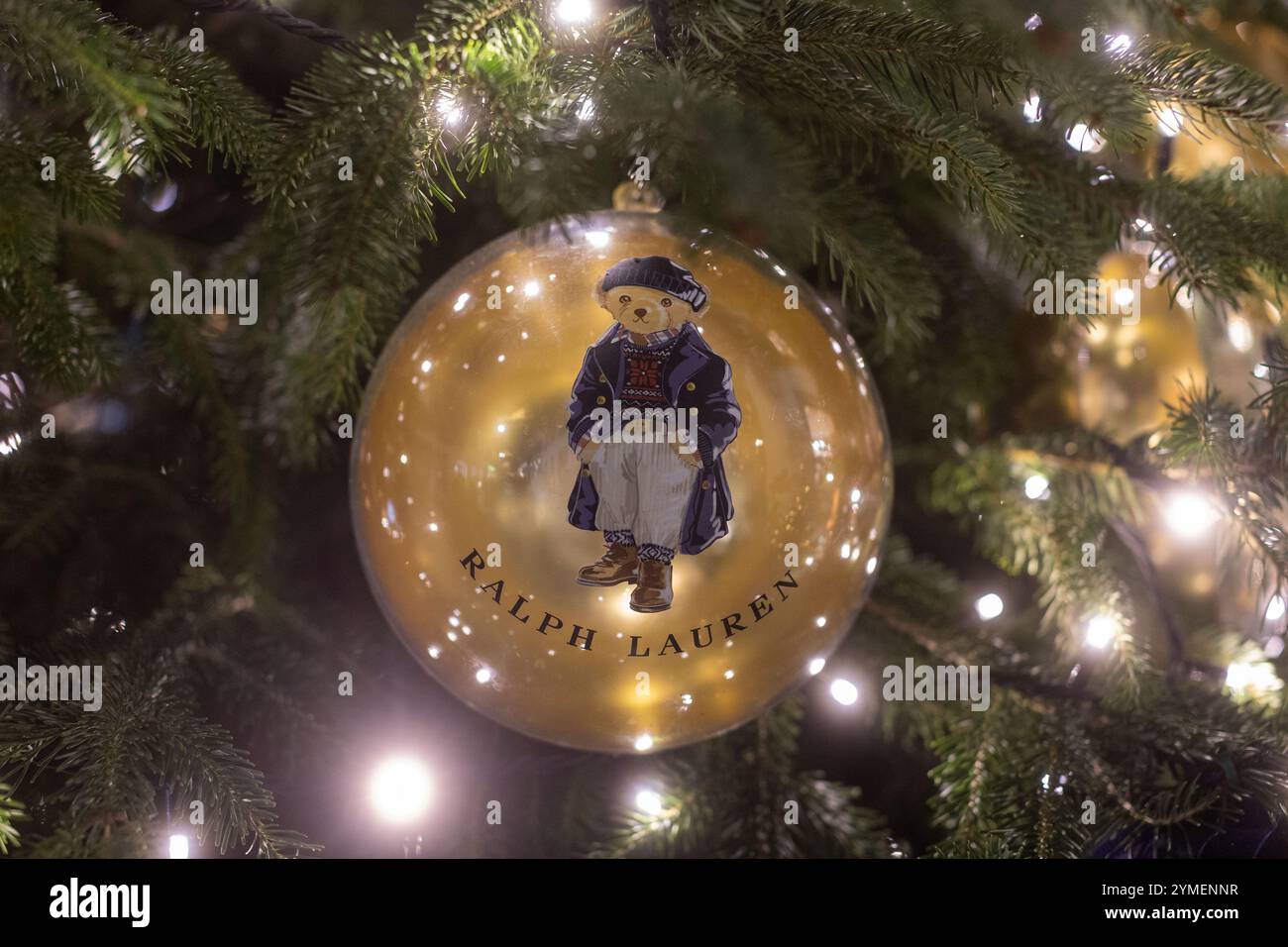 Milano, Italia. 21st Nov, 2024. Accensione dell'albero di Natale di ...
