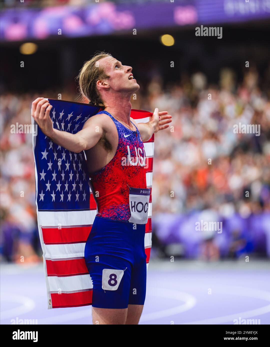 Cole Hocker celebrating her medal with her country's flag at the Paris ...