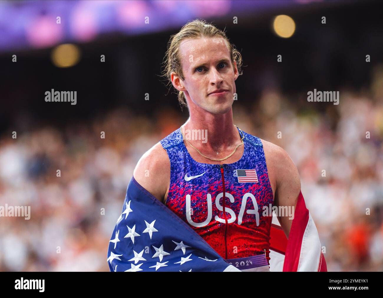 Cole Hocker celebrating her medal with her country's flag at the Paris ...