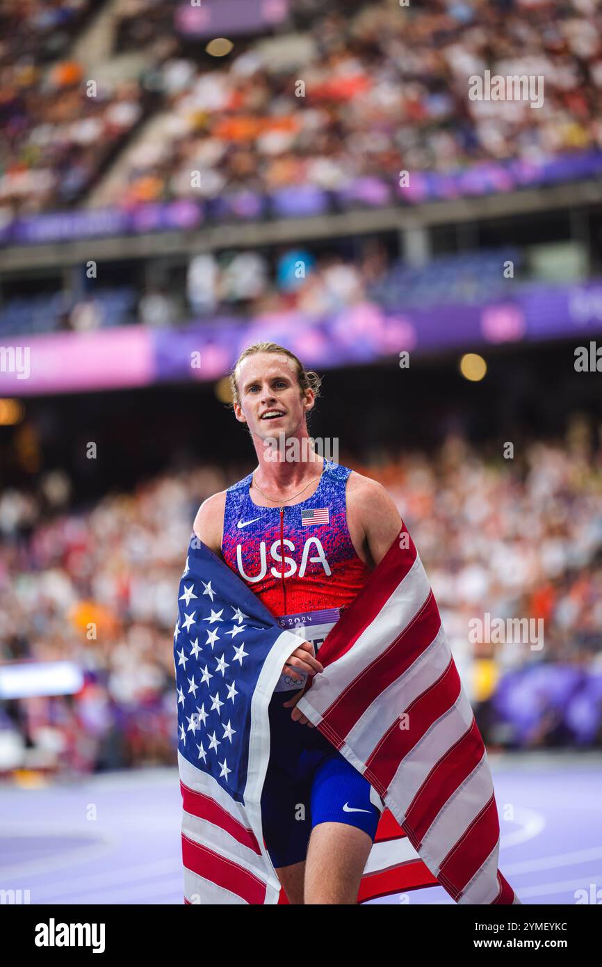 Cole Hocker celebrating her medal with her country's flag at the Paris ...