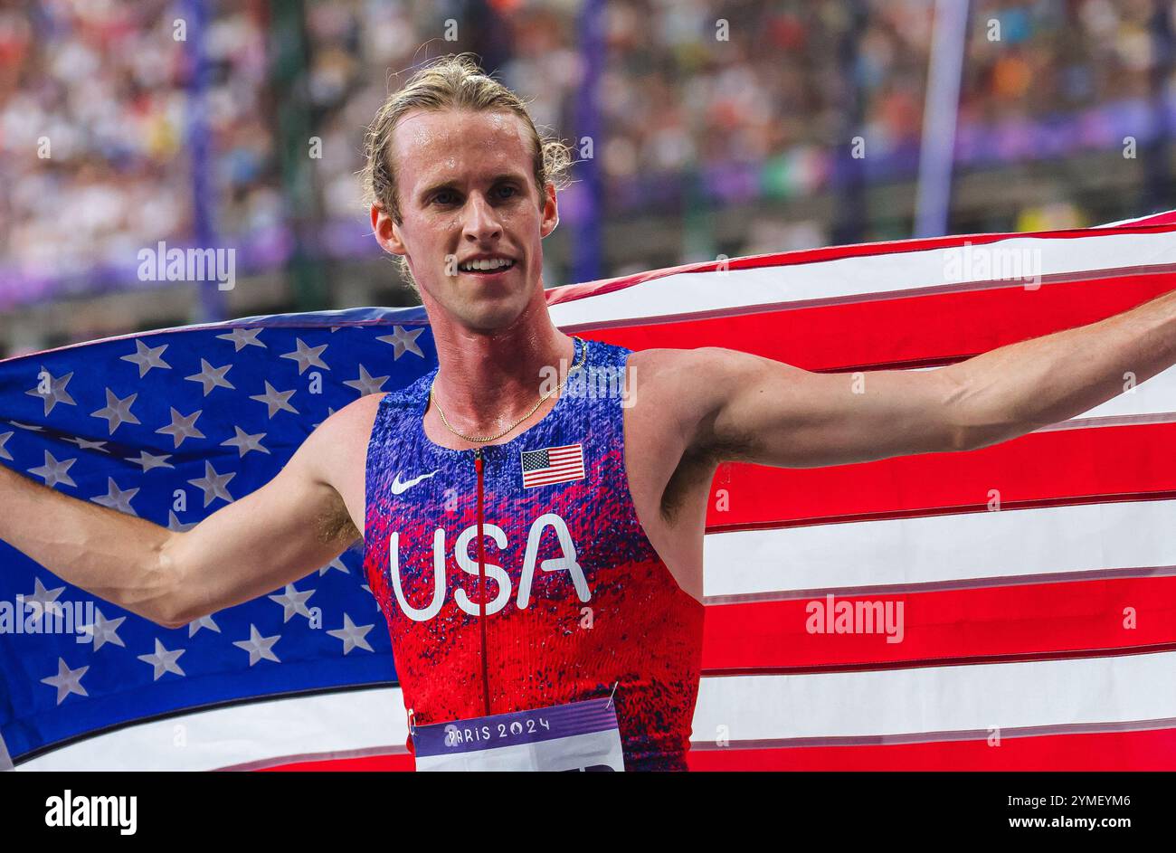 Cole Hocker celebrating her medal with her country's flag at the Paris ...