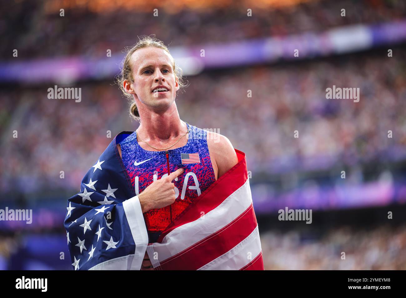 Cole Hocker celebrating her medal with her country's flag at the Paris ...