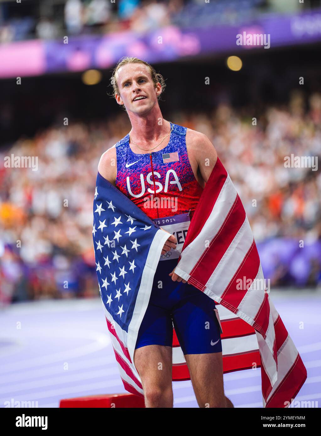 Cole Hocker celebrating her medal with her country's flag at the Paris ...